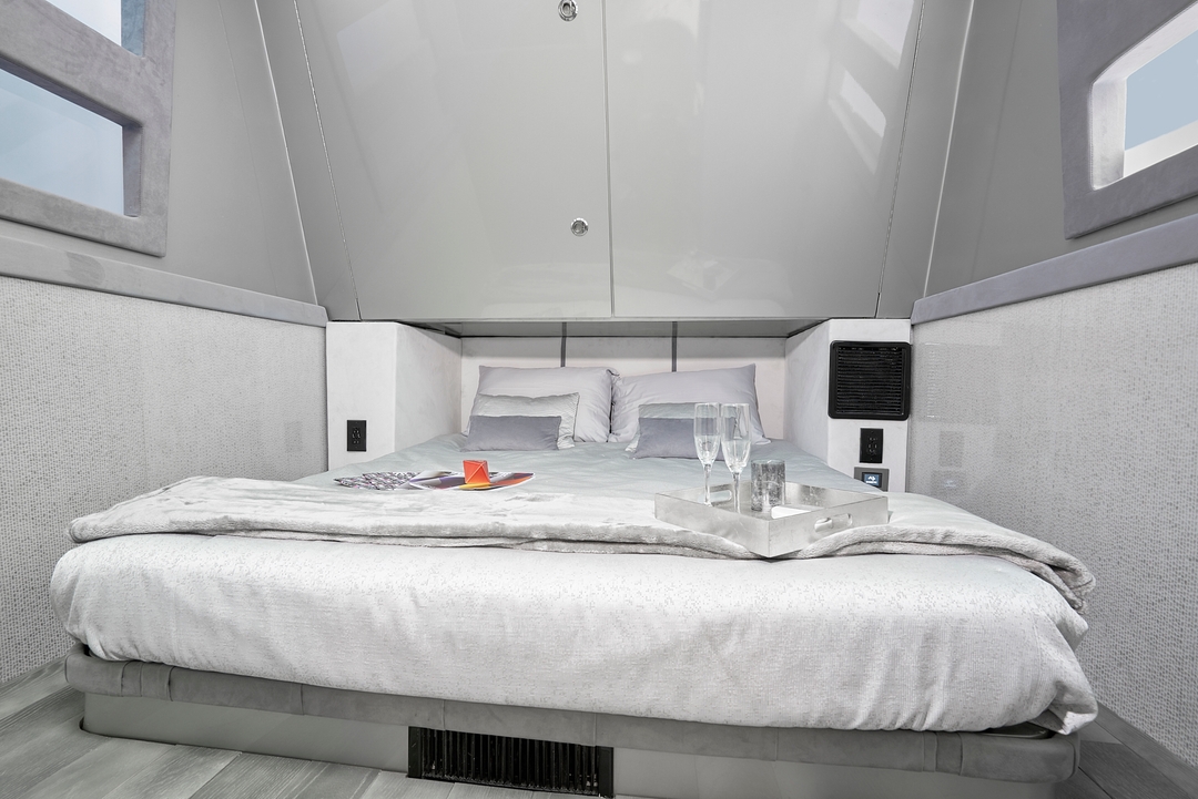 60' Pied-A-Mer | Midnight Express | High Performance Center Console